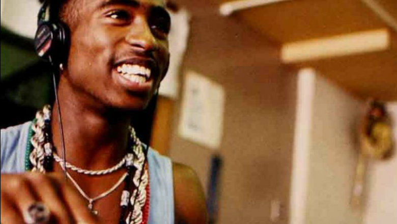 Morando em Baltimore, em junho de 1986 Tupac escreveu seu primeiro rap ...